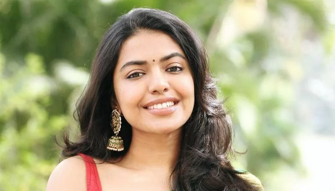 Shivani Rajashekar's Simple Saree Elegance - Telugu Bullet