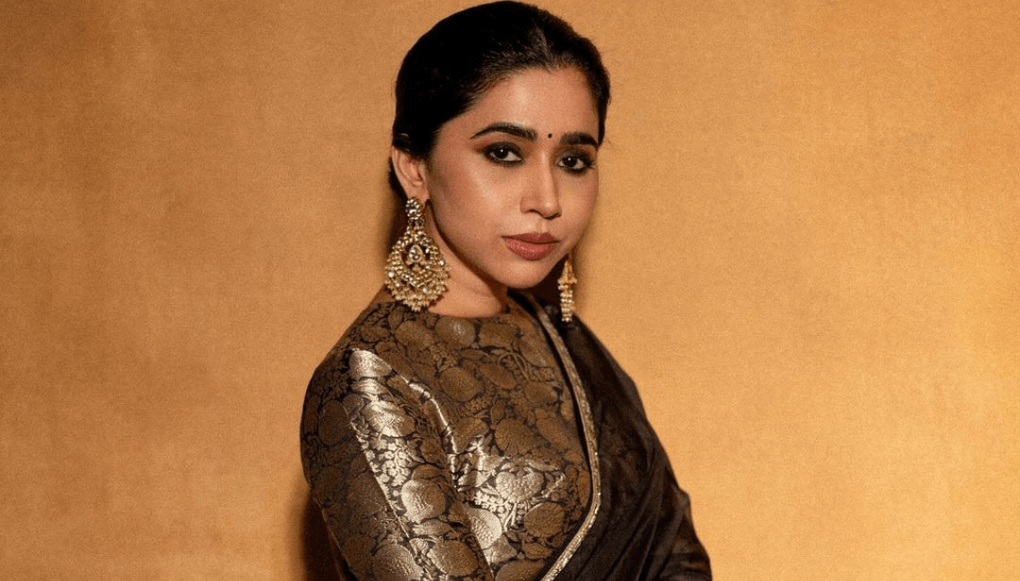 Aarti Ravi Saree Pics | Stunning in Black | New Gallery