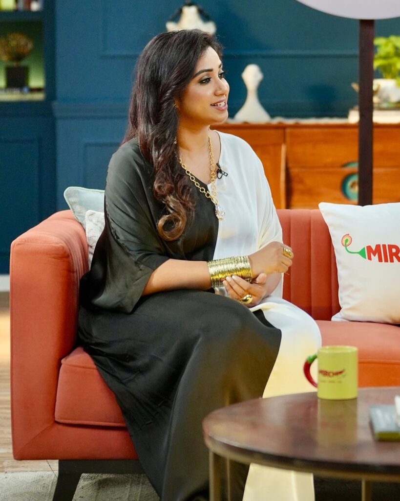Shreya Ghoshal looks effortlessly beautiful!